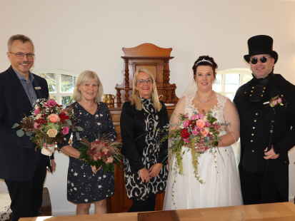 Heimatmuseum Wiefelstede: Erstes Brautpaar heiratet im neuen Trauzimmer