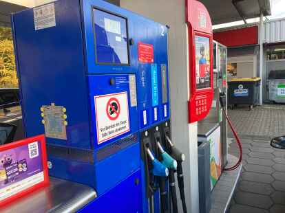 Schlosspark Rastede: Lkw-Fahrer tankt Benzin an Esso-Tankstelle und ...