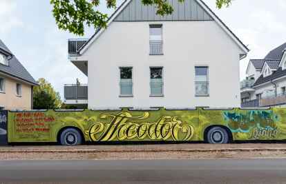 Theodor-Pekol-Graffiti von Sbeck in Oldenburg: Hausgemeinschaft ...