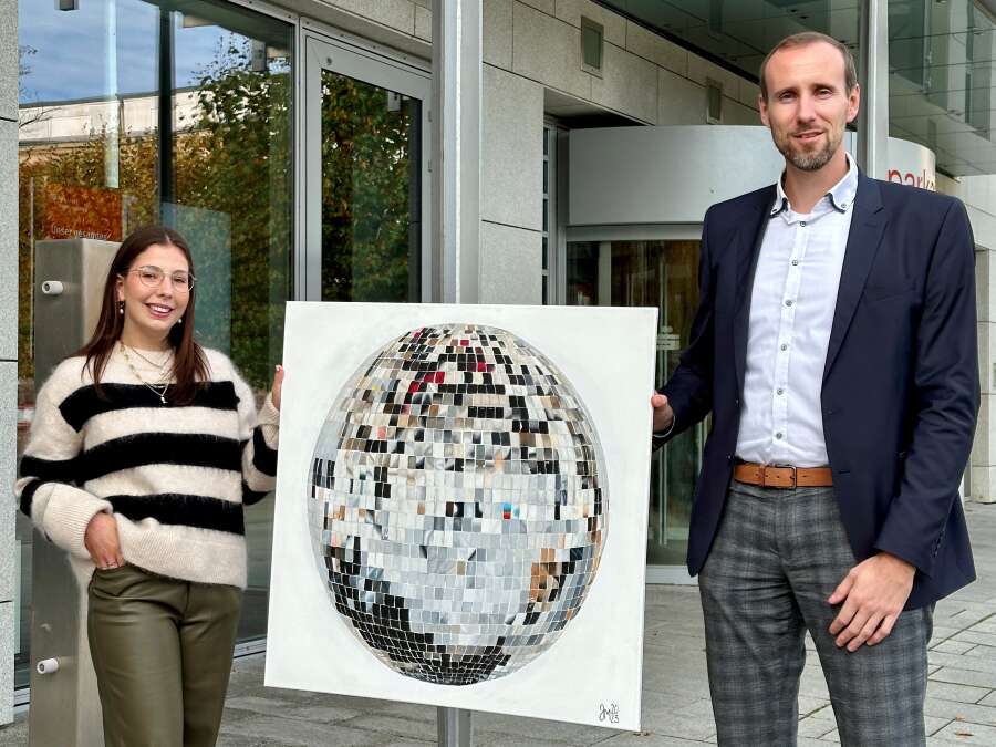 „Spiegelungen“ in Wilhelmshaven: Jana Mertens zeigt ihr Öl-Malereien in der Sparkasse