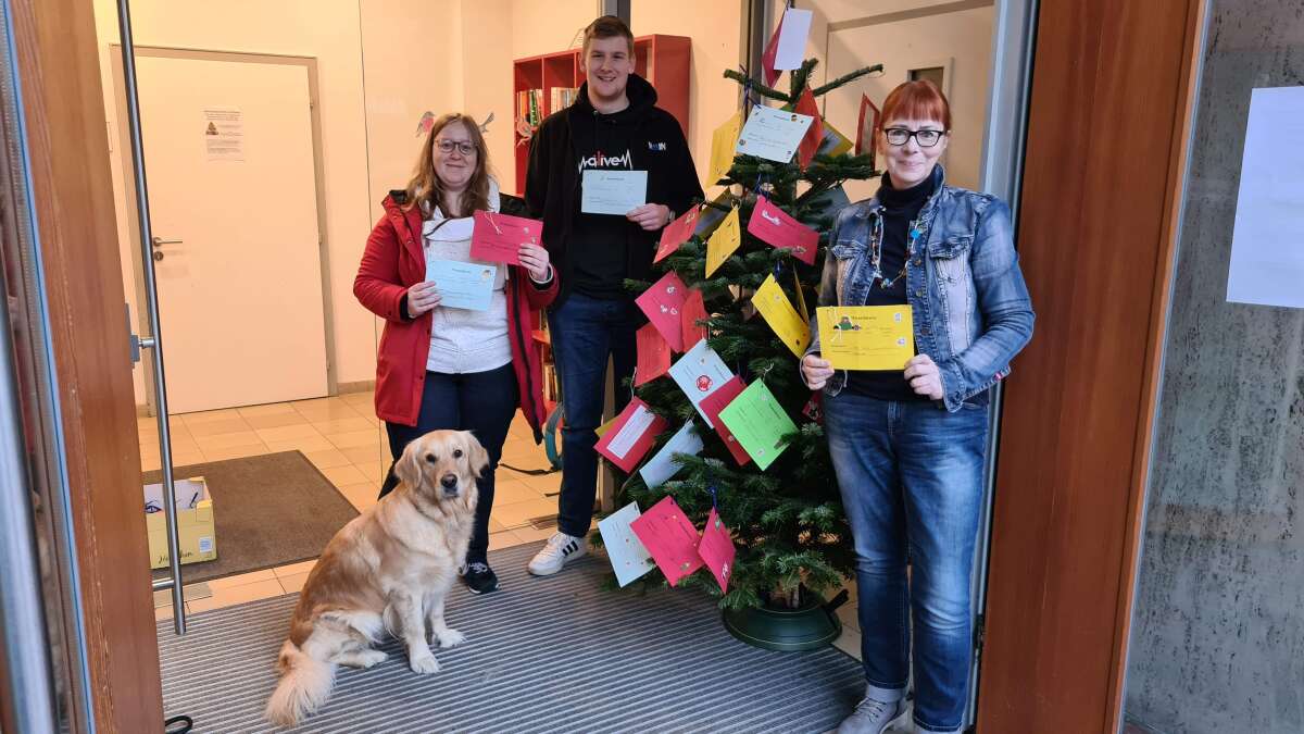 Wunschbaumaktion in Rastede 2023: Kindern mit Geschenk zu Weihnachten ...