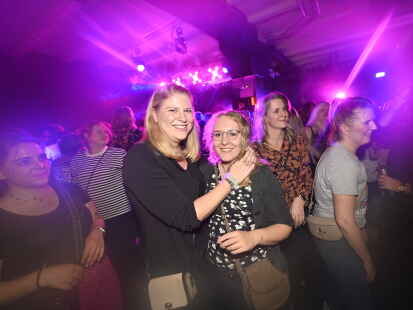 Mama-geht-tanzen-Party in Oldenburg: Bilder von der Premiere im Cubes