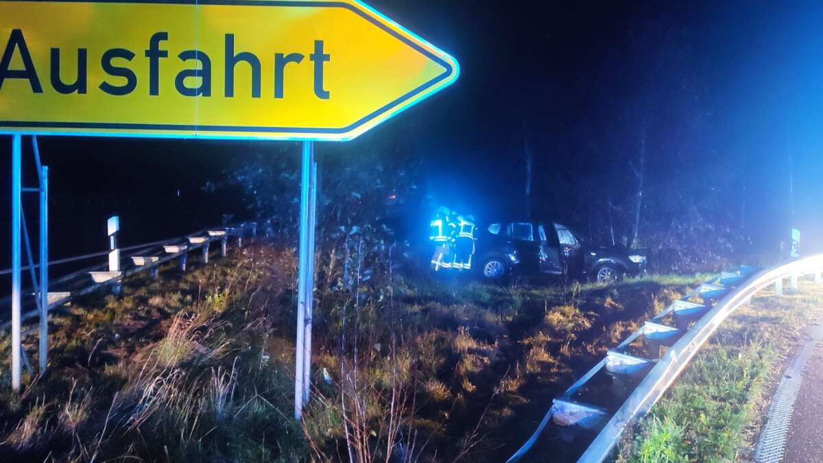 Unfall auf B210 bei Schortens: Auto wird über die Leitplanke geschleudert