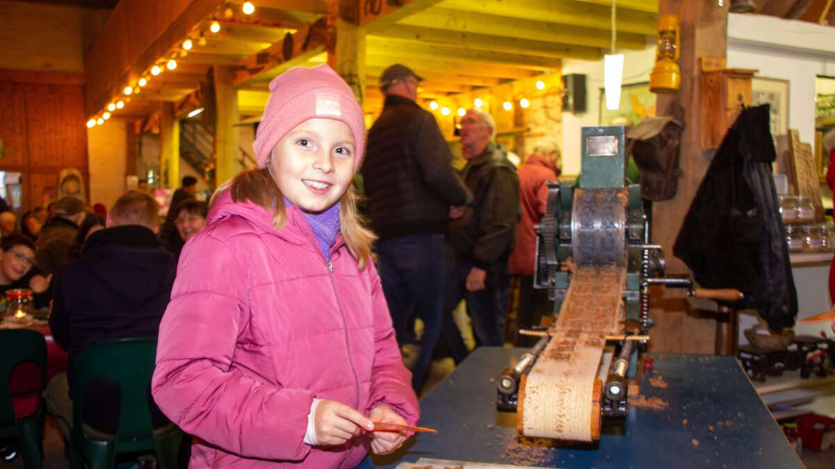 Spekulatius-Backen im Buurnmuseum Nikolausdorf: Bäcker Ewald Winner ...
