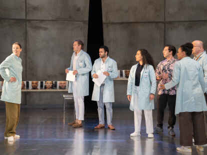 „Die Ärztin“ am Staatstheater Oldenburg: Rezension zum Stück von Robert ...