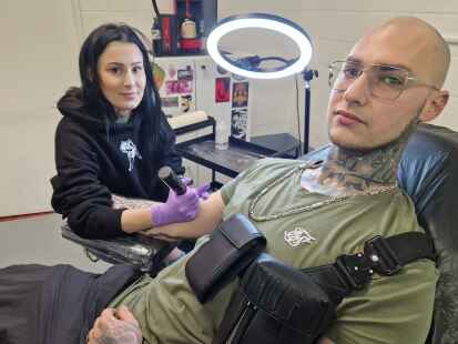 Ultraviolett in Hude: Kostenloses Tattoo für Aussteiger in Charlene ...