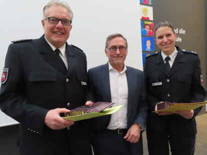 Neue Leitung im Polizeikommissariat Emden: Arno Peper in den Ruhestand ...