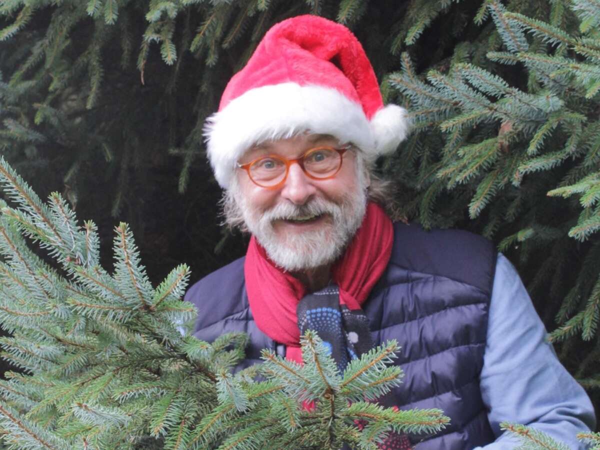 Klaus-Peter Wolf signiert sein neues Buch „Weihnachtsmannkiller“ im ...