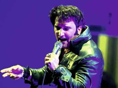 Elvis-Show in Sande: Gordon Davis tritt in St. Magnus-Kirche auf