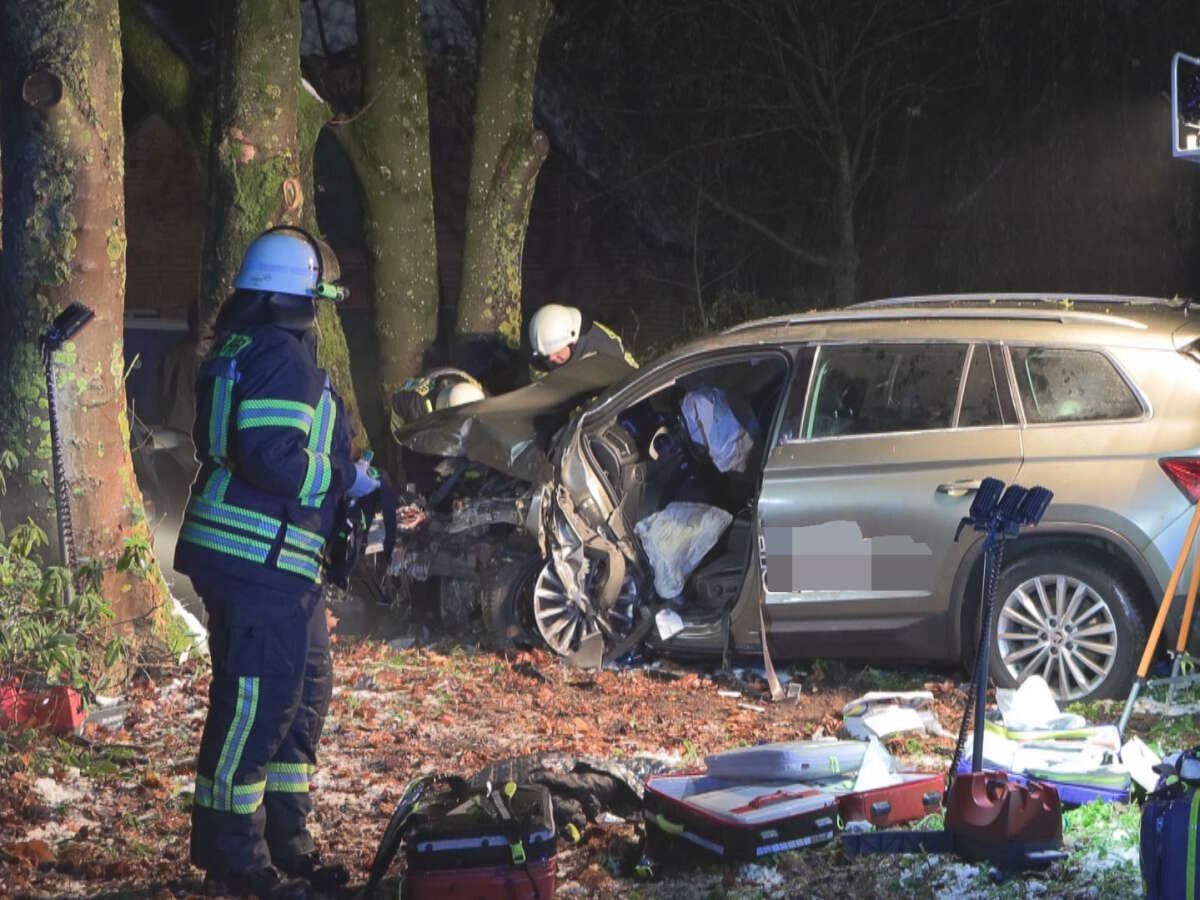 Unfall in Ganderkesee: Auto kollidiert mit Baum – 42 Jahre alter Fahrer stirbt
