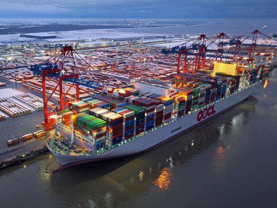 Containerriese in Wilhelmshaven fasst bis zu 24.188 TEU (20-Fuß ...
