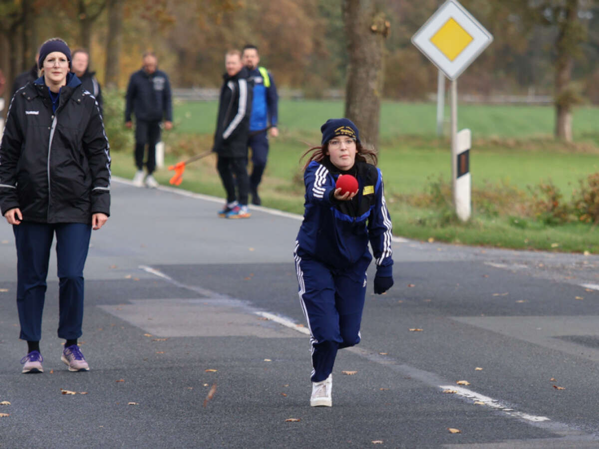 Boßeln in der Wesermarsch: Waddens unterliegt Schweinebrück in ...