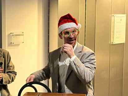 CDU-Politiker sprangt mit Drehorgel rot-grüne Party in Hannover