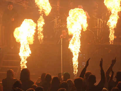 „Feuerengel“ bringen Wilhelmshavener Pumpwerk mit Pyro und Musik zum Beben