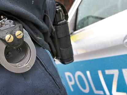 Polizei Wilhelmshaven stellt Generatoren bei Hausdurchsuchung sicher - Eigentümer gesucht