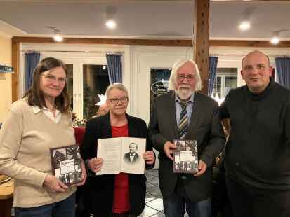 Erste Auflage ausverkauft: Dornumer Dorfgeschichte in Reimen trifft ...