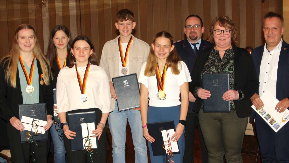 Ehrung der besten Sportler aus Bösel: Gemeinde übergibt Medaillen an ...