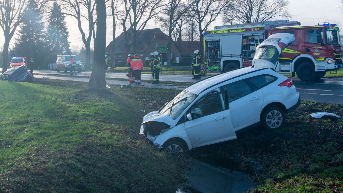 Schwerer Autounfall in der Gemeinde Hatten: Sieben Verletzte nach Zusammenstoß auf Borchersweg