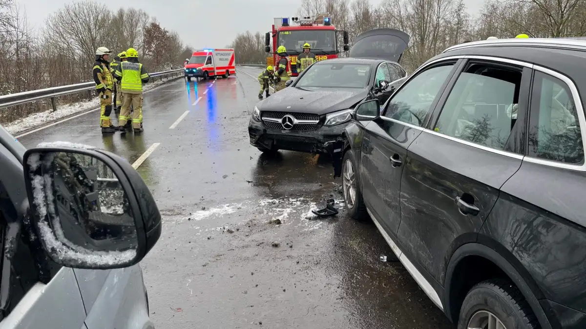 Unfall auf B210 bei Jever: Mehrere Autos krachen ineinander – Vier Personen leicht verletzt