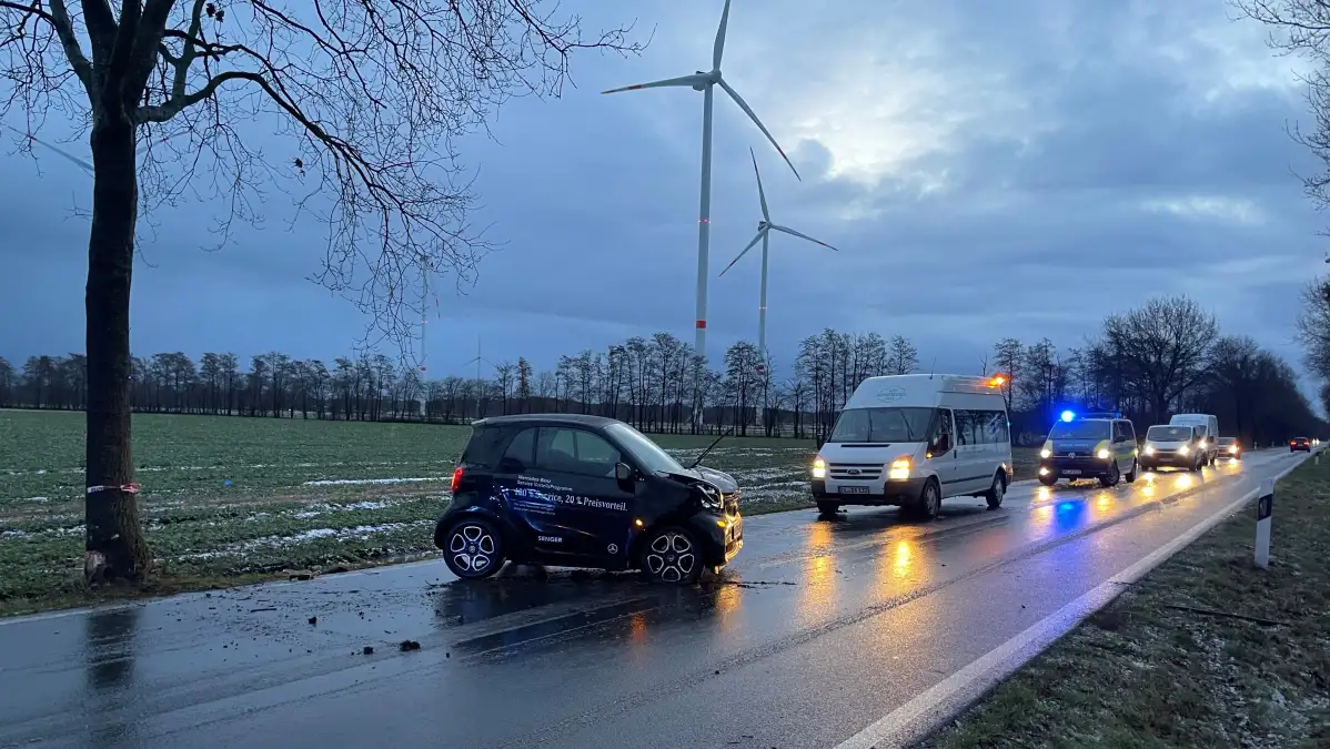 Autofahrer bei winterglatter Fahrbahn in Hatten verletzt ...