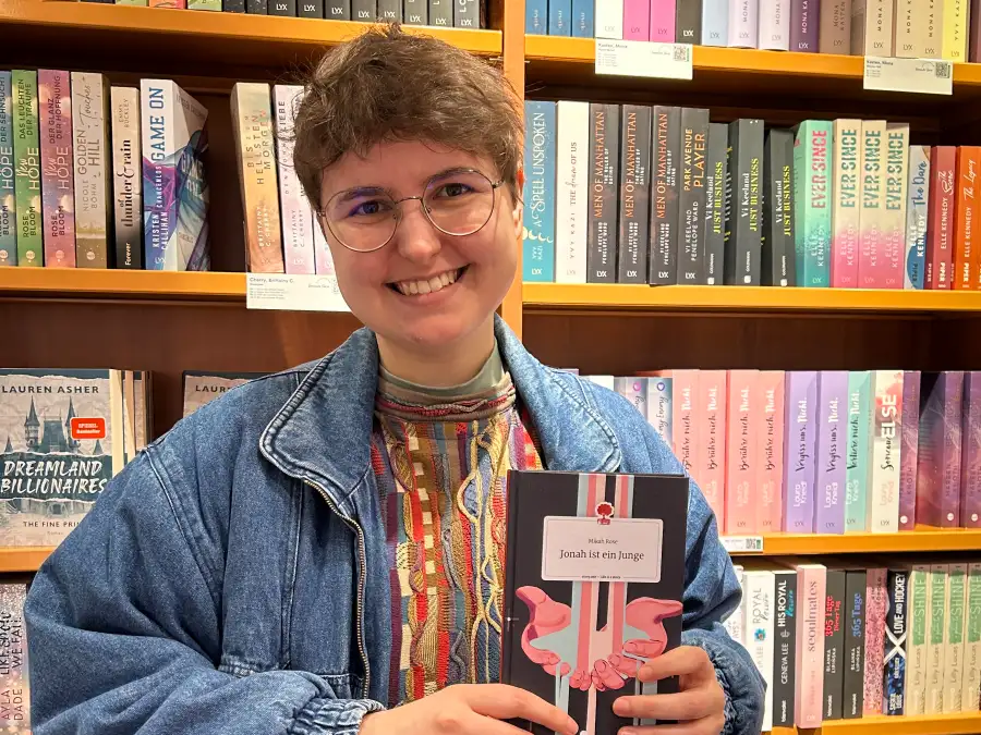 Trans-Autor Mikah Rose im Interview: „Gewalt gehört für viele Trans-Personen zur Realität“