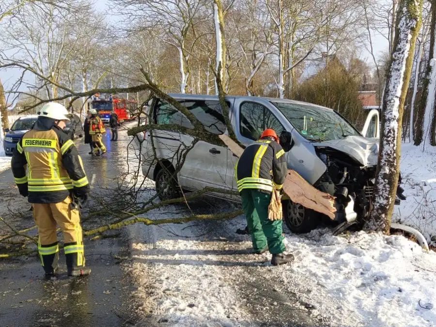 Roffhausen: Unfall auf schneeglatter Straße: Kleinbus prallt gegen Baum – Feuerwehr Accum im Einsatz