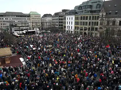 Demo gegen Rechts: Zehntausende gehen in Bremen auf die Straße – Demos gegen AfD