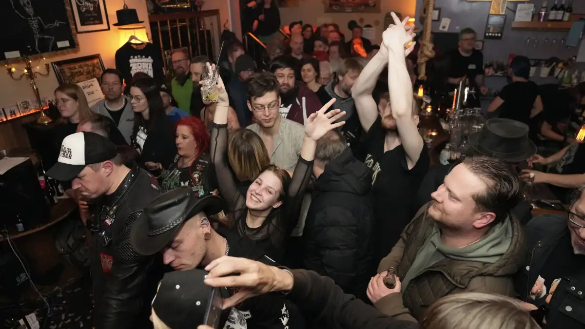 Musikkneipe Grusy in Emden: Bands spielen 1450 Euro bei Benefizkonzert ...