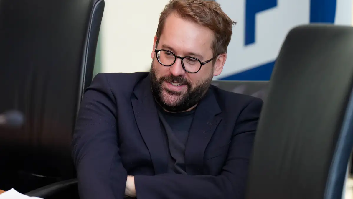 Paul Ronzheimer spricht in seinem Podcast über die Maulwurf-Affäre bei ...