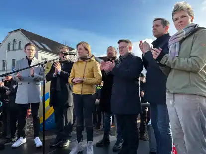Demo in Jever: Mehr als 1500 Menschen zeigen Rechtsextremisten die rote ...