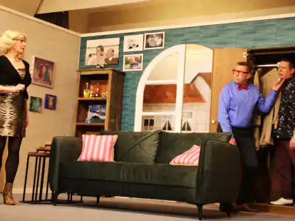 Plattdeutsches Theater in Wiefelstede: Gelungene Premiere von „De Liek in’t Schapp“ im Gasthof Rabe