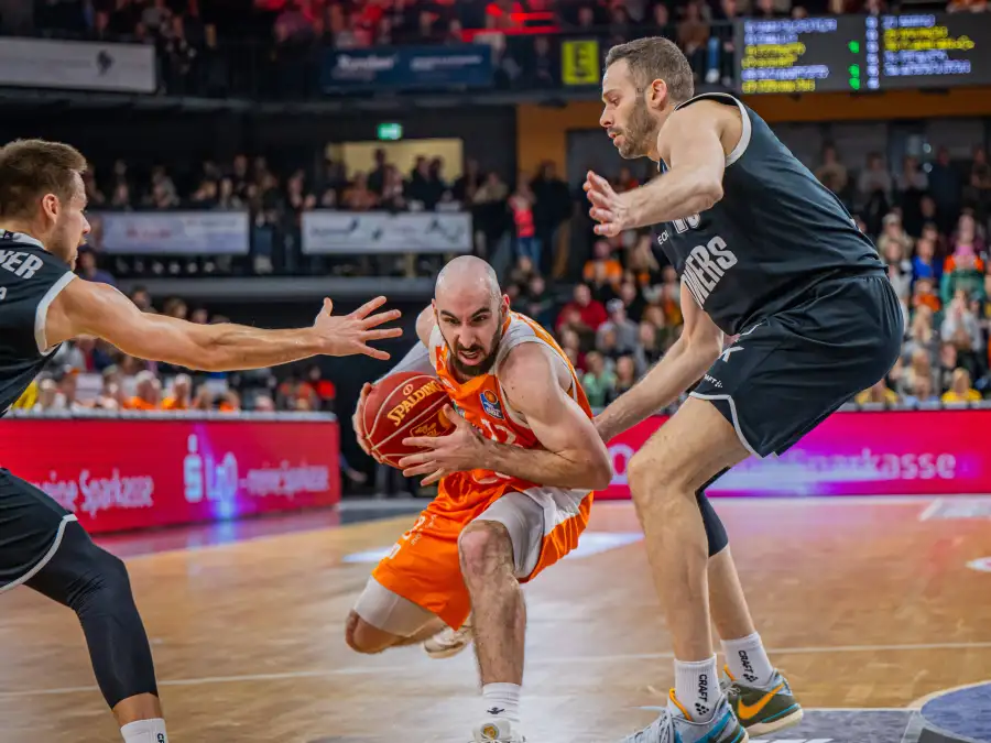 Rasta Vechta: Aufsteiger gewinnt gegen Hamburg Towers, Zweite gegen ...