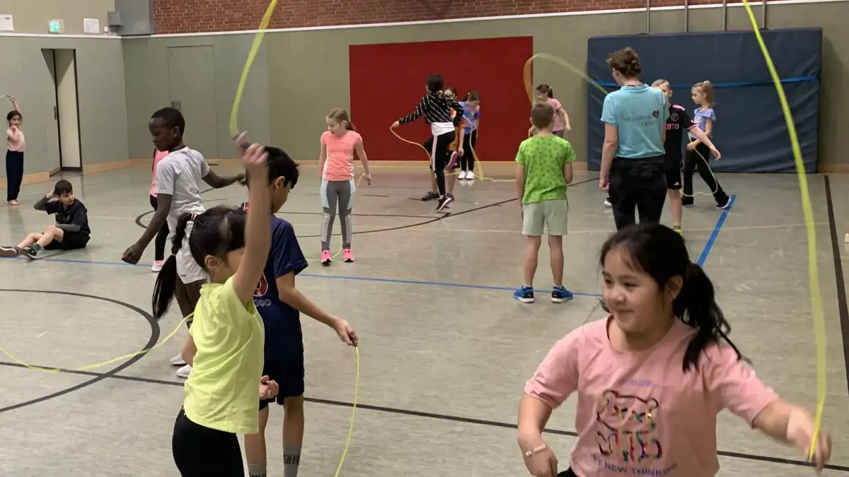 Grundschule Cirksena in Emden: Seilspring-Projekt „Skipping Hearts“ für ...