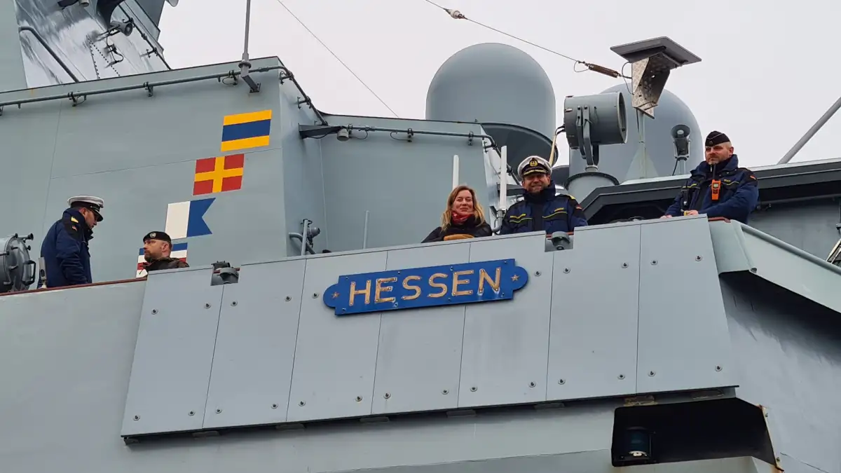 Abschied aus Wilhelmshaven: Fregatte „Hessen“ vor scharfem ...