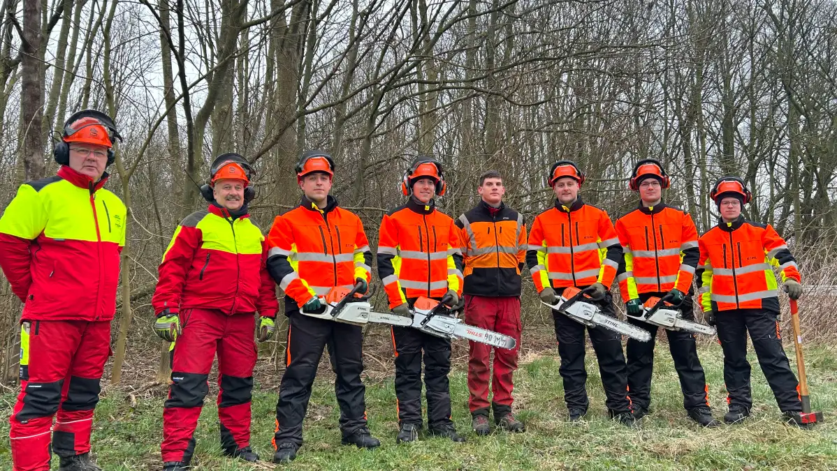 Feuerwehr Wilhelmshaven und TBW beseitigen Sturmschäden bei Motorkettensägen-Ausbildung