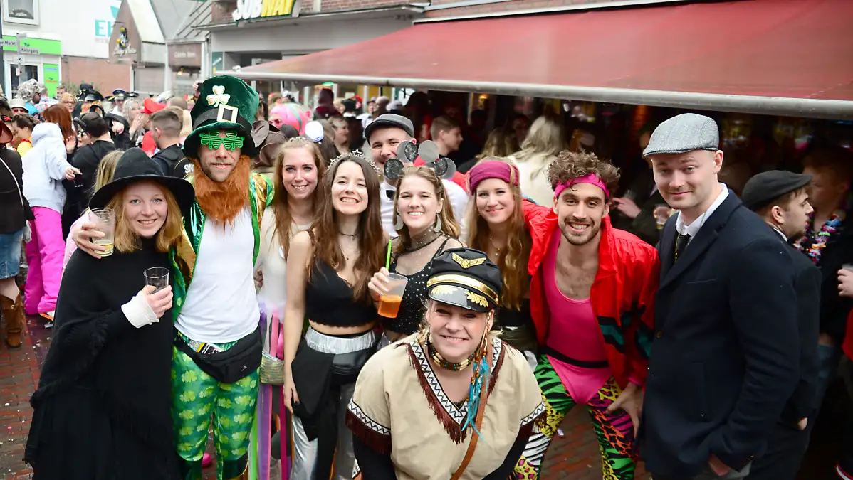 Pappnasenball Emden 2024: Jecken trotzen bei Karnevalsparty dem Regen