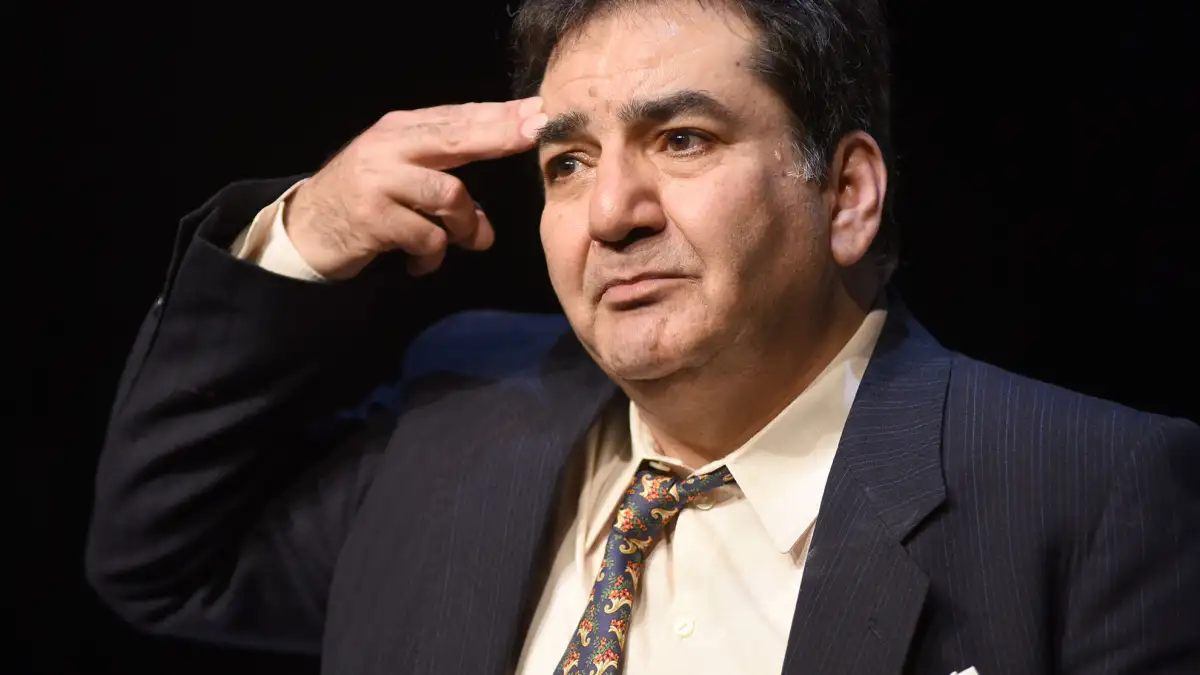 Theateraufführung „Ich werde nicht hassen“: Iranischer Schauspieler ...