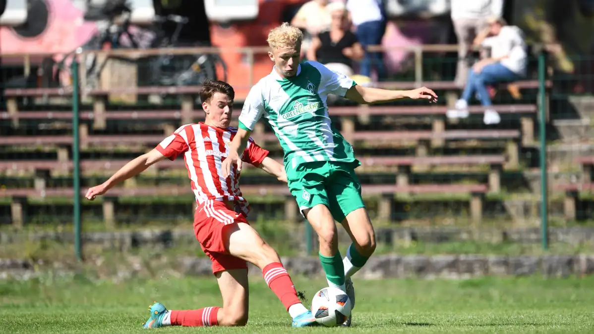 DFB-Nachwuchsliga: Thomas Wolter von Werder Bremen und Tim Körner von ...