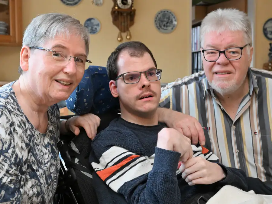 Philip Wicht aus Wilhelmshaven ist 27 Jahre alt und stark behindert ...