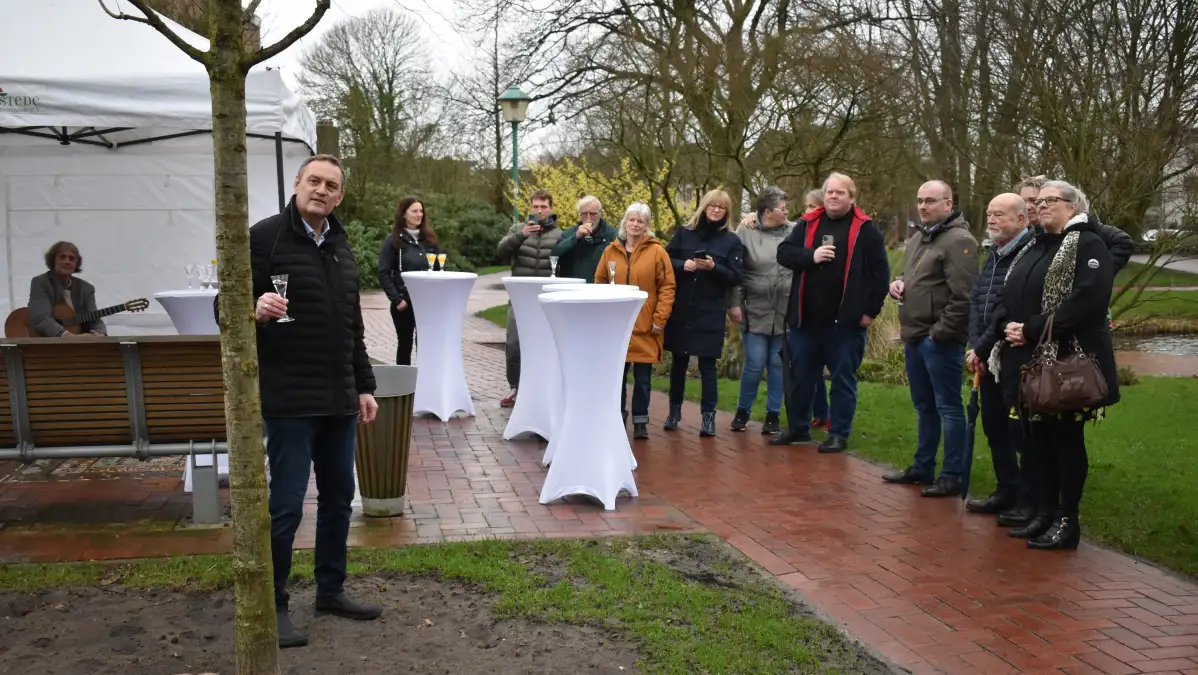 Jubiläumsbaum in Westerstede gepflanzt: Stieleiche soll auch noch nach ...