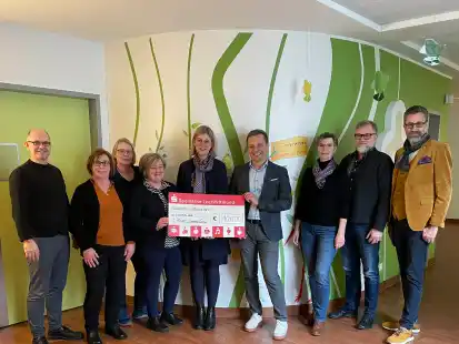 Spende vom Lions Club und Rotary Club Leer: 10.000 Euro, die Kindern ...