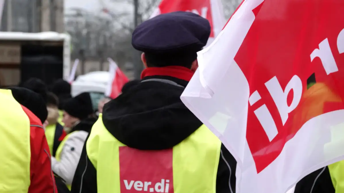 Verdi ruft zum bundesweiten Warnstreik im ÖPNV auf – Fridays for Future organisiert parallel ...