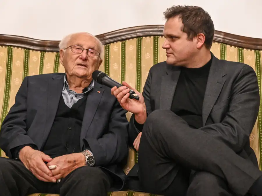 Ehrenbürger Albrecht Weinberg stellte in Leer ein Buch voller ...