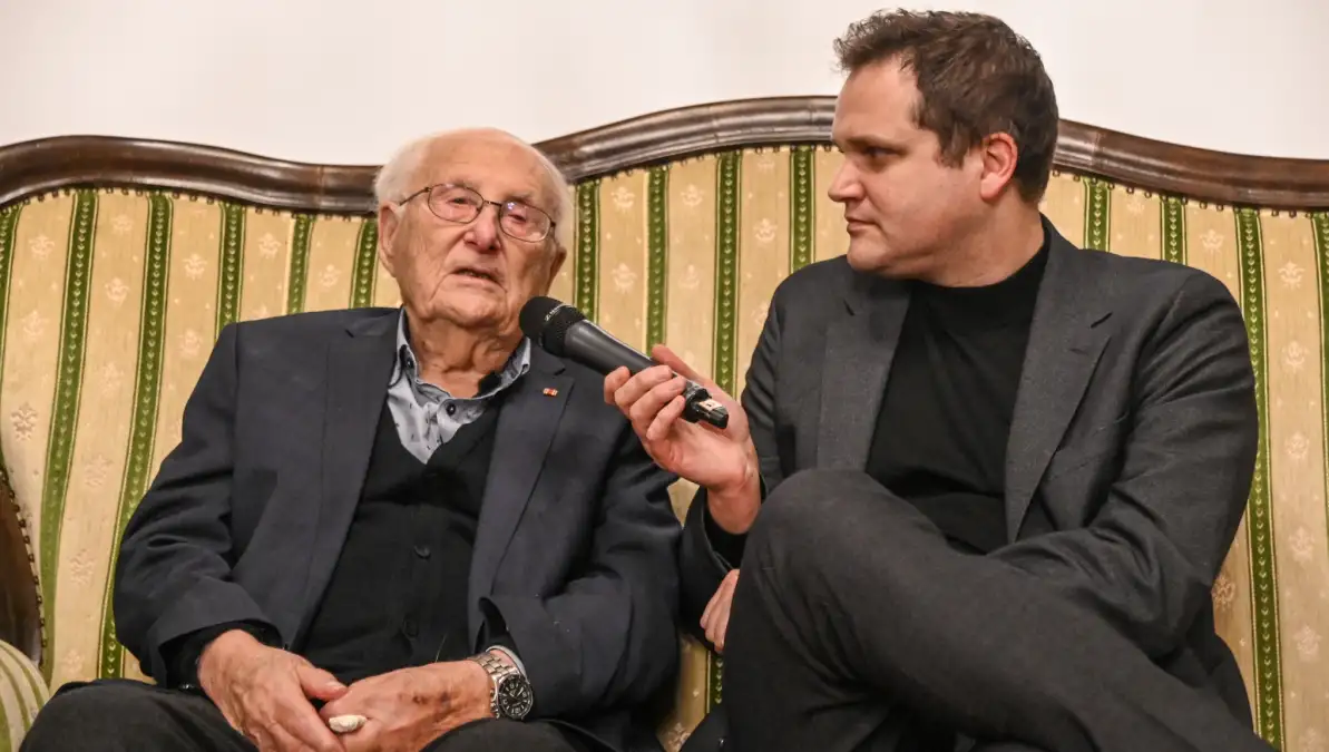 Ehrenbürger Albrecht Weinberg stellte in Leer ein Buch voller ...