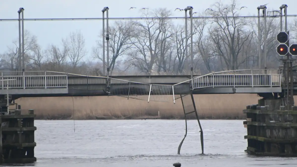 Schiffsunfall zwischen Berne und Elsfleth: Binnenschiff rammt ...