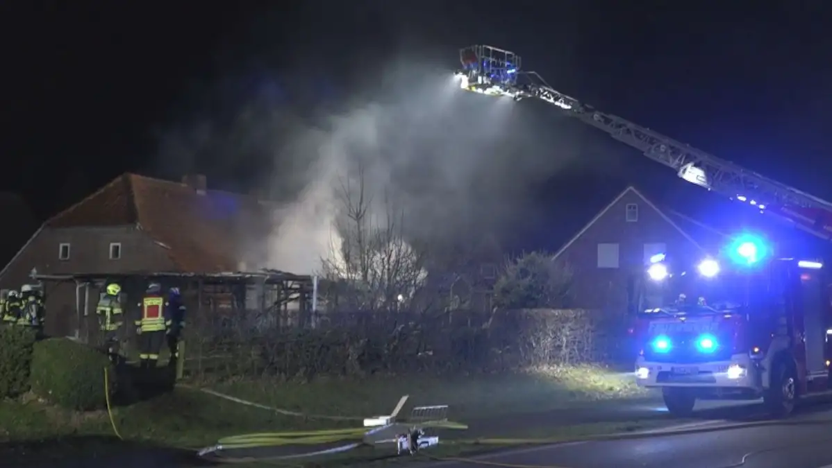 Brand am Mühlenkamp in Holtland: Ersthelfer retten Frau und Hund in letzter Sekunde aus ...