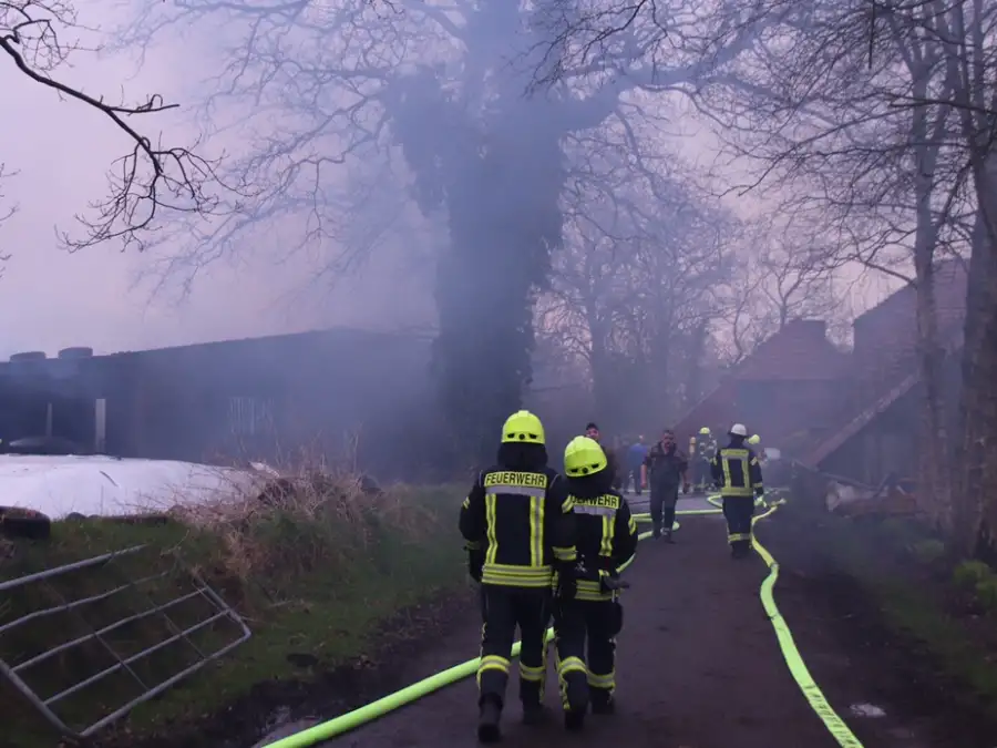 Großfeuer in Reepsholt/Friedeburg: Feuerwehr gelingt es, Nebengebäude ...