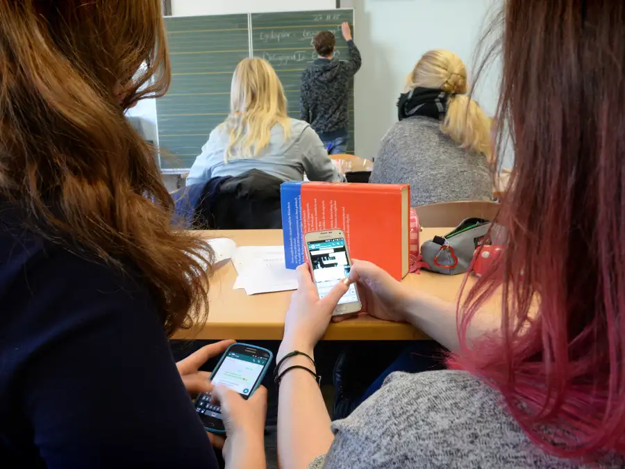 Handyverbot an Braker Schulen? So gehen IGS und Gymnasium mit Ablenkung im Unterricht um