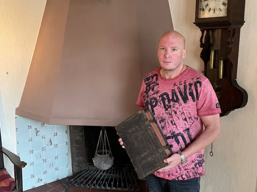 Historische Schätze in Burg Berum: Haushaltsauflöser Reek entdeckt ...