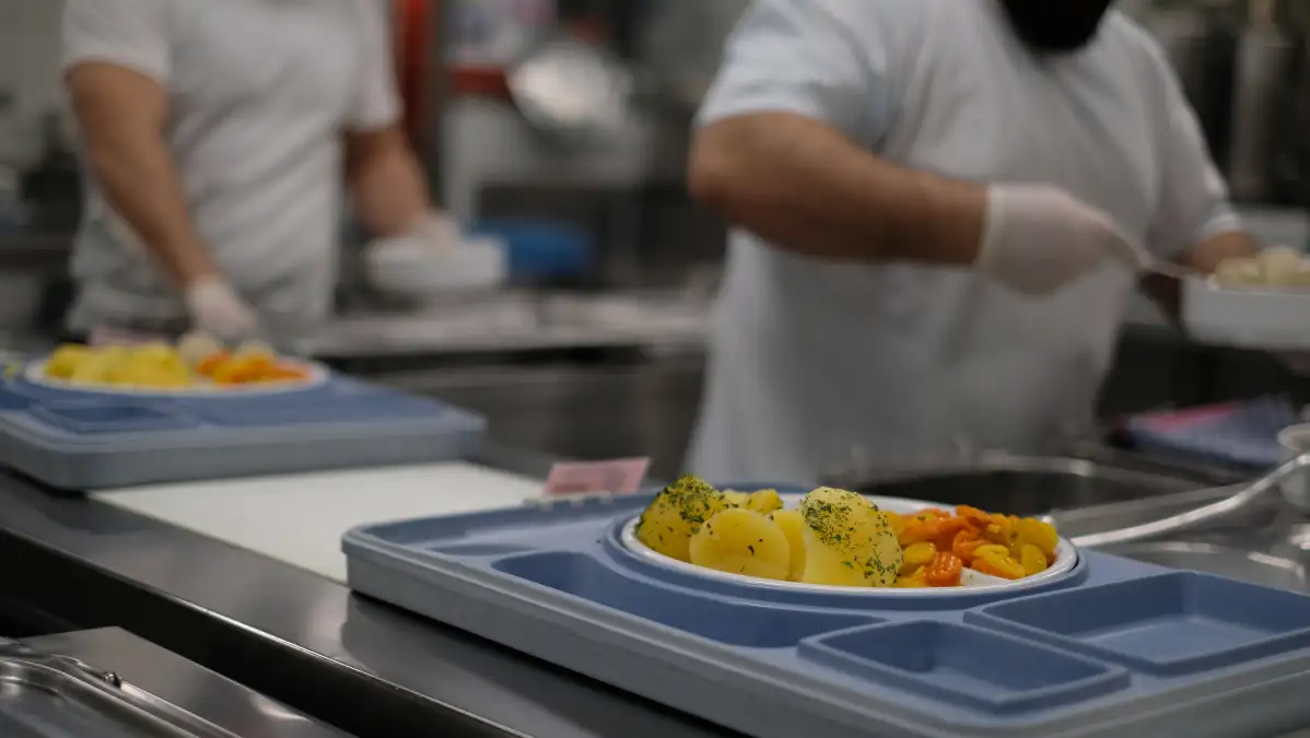 Küche im Gefängnis: Wie Gefangene und Köche in der Justizvollzugsanstalt Oldenburg täglich mehr ...